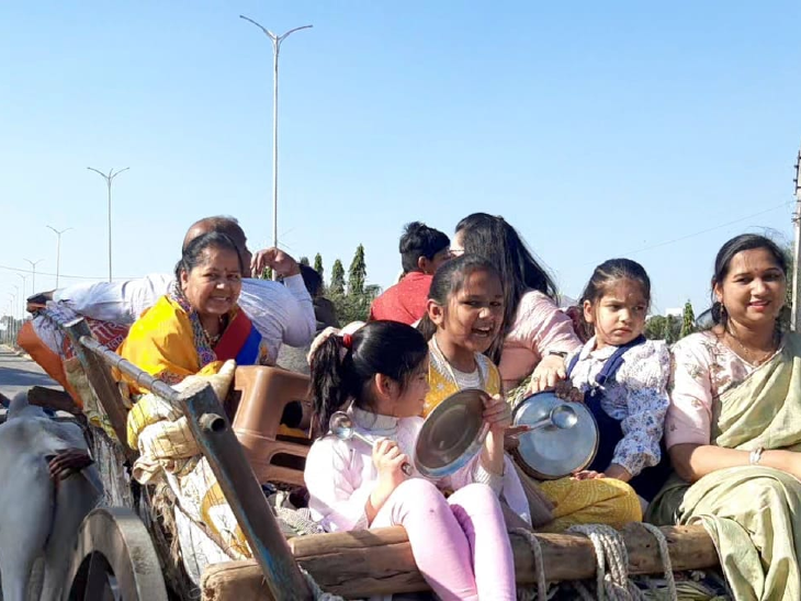 People of Jain community reached the fair by bullock cart to fulfill ...
