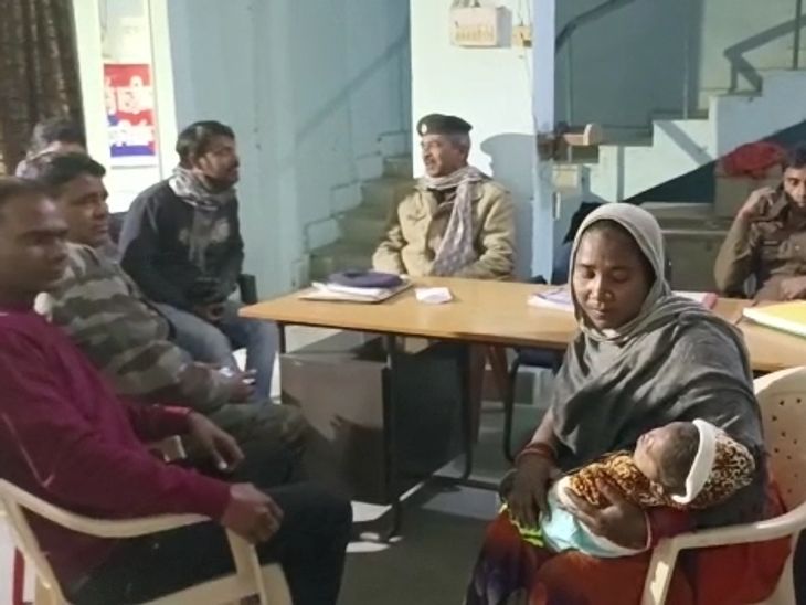 Mother abandoned 2 year old child in Kaimur, Child found under ...