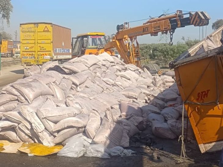 Trailer full of sugar overturned to save Innova, a major accident ...