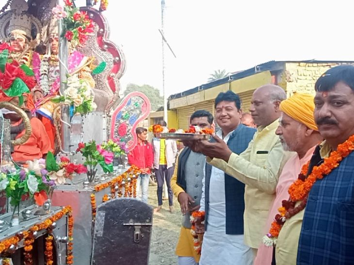 A procession with the urn installed in the sanctum sanctorum ...