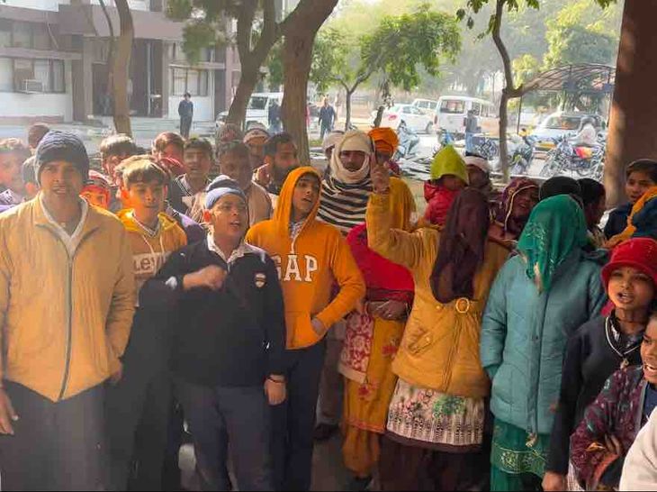 atehabad Barsin village, DC office, shortage of teachers, demonstration ...