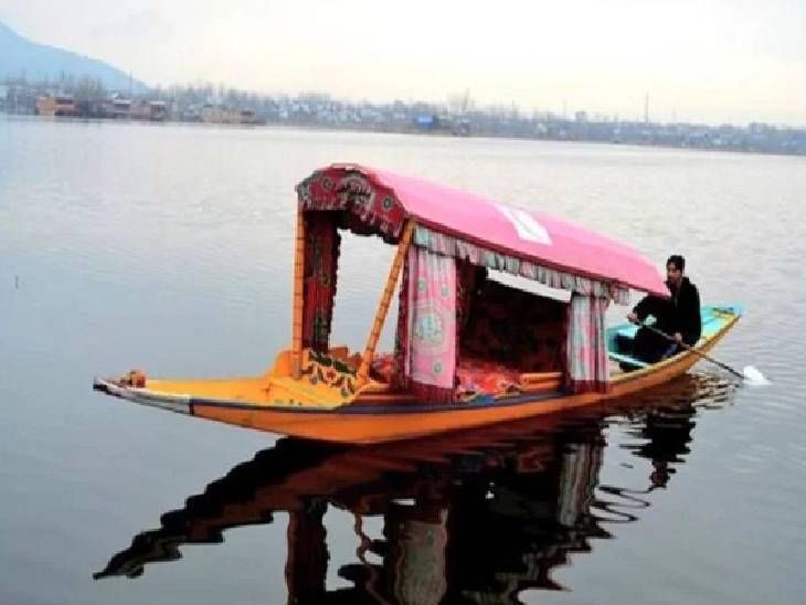 Shikara boat will take you on a tour of the Ganges, after Varanasi the ...