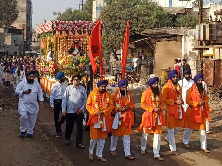 Samajjan participated in hundreds, celebrated 356th Prakash Parv of ...