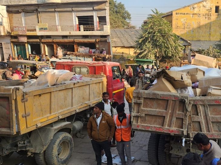 Raid at three places in Mahewa, seized four trucks, banned polythene ...