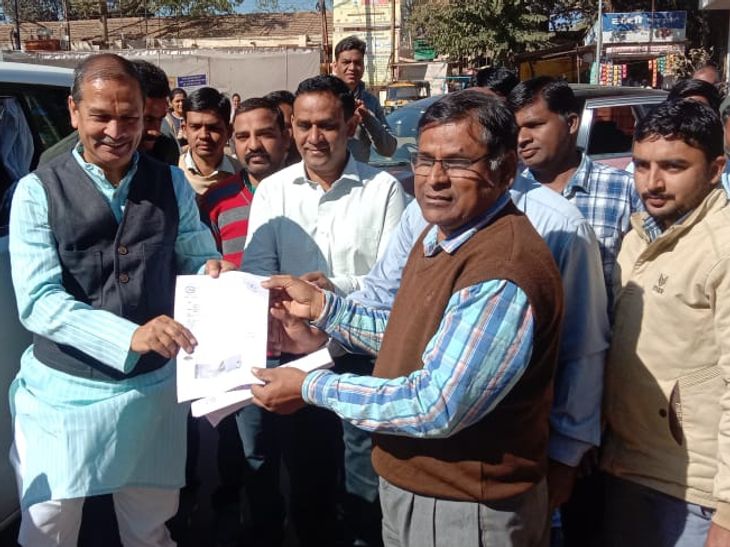 Protest continues on 15th day, memorandum submitted to Minister ...