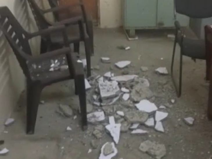 Part of dilapidated roof of Janpad Panchayat fell, woman worker got ...