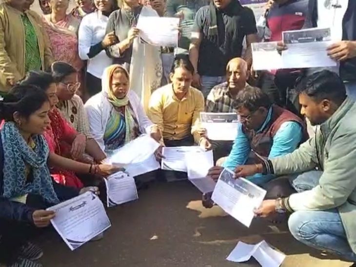 Employees lit Holi of Corona Samman Patra, paid tribute to Prime ...