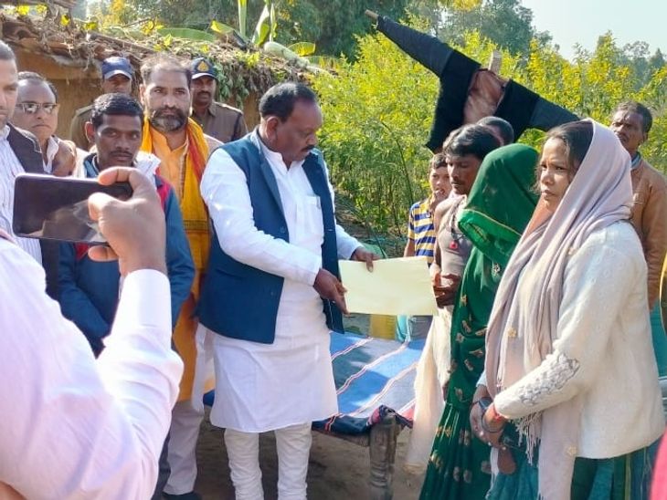 Child died due to leopard attack, Kunwar Singh Tekam gave a check of 8 lakhs | पीड़ित परिवार से ...