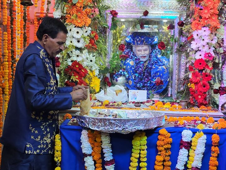 Devotees reached the door of Bavaliya Baba, crowd gathered at the tomb ...