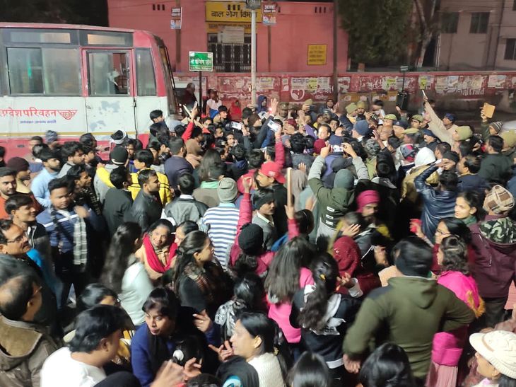 Long queues of vehicles on both sides, angry with the declaration of ...