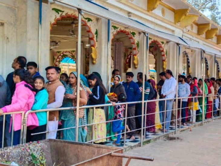 Crowd of devotees remained in the famous Baba Baijnath Mahadev temple ...
