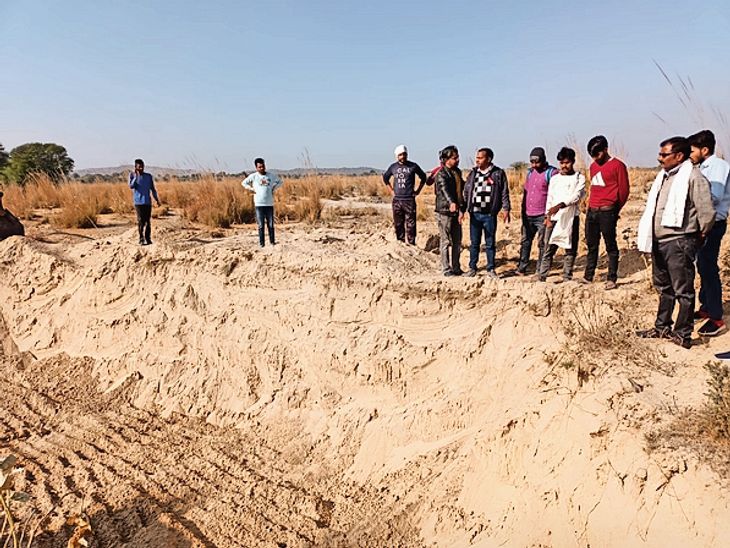 Kalwad: Illegal mining of sand from the main bridge of Bandi river ...