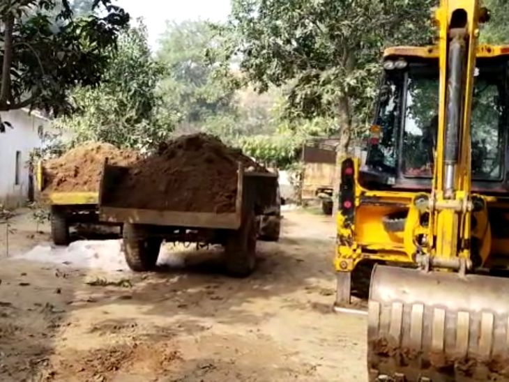 Police seized 6 tractor-trolleys and a JCB, police engaged in ...