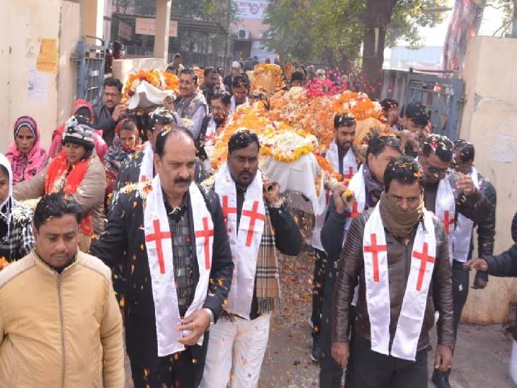 The funeral procession of 4 unclaimed dead bodies left the post mortem ...