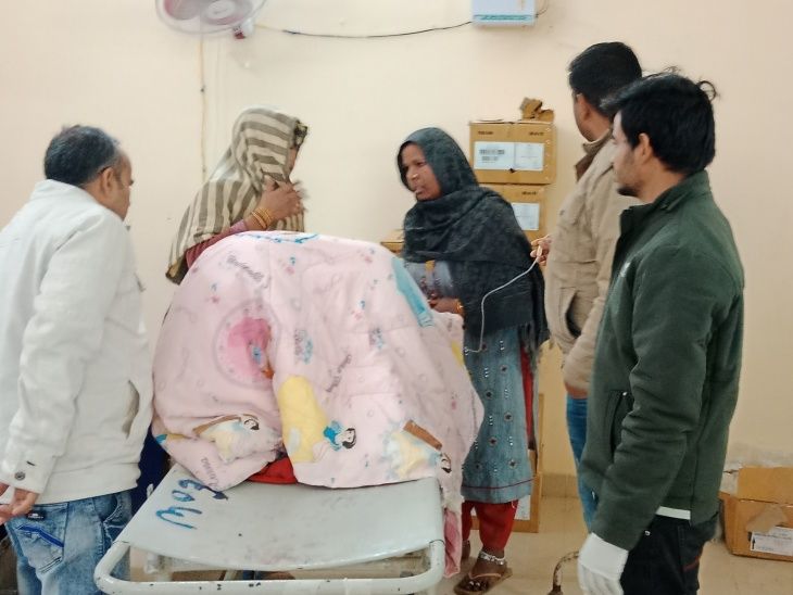 Woman and her brother-in-law scorched, admitted to burn ward | चूल्हे में थिनर डालने से भभकी आग ...