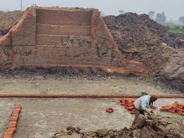 The bridge is 200 years old, five teeth of Poklen machine were broken ...