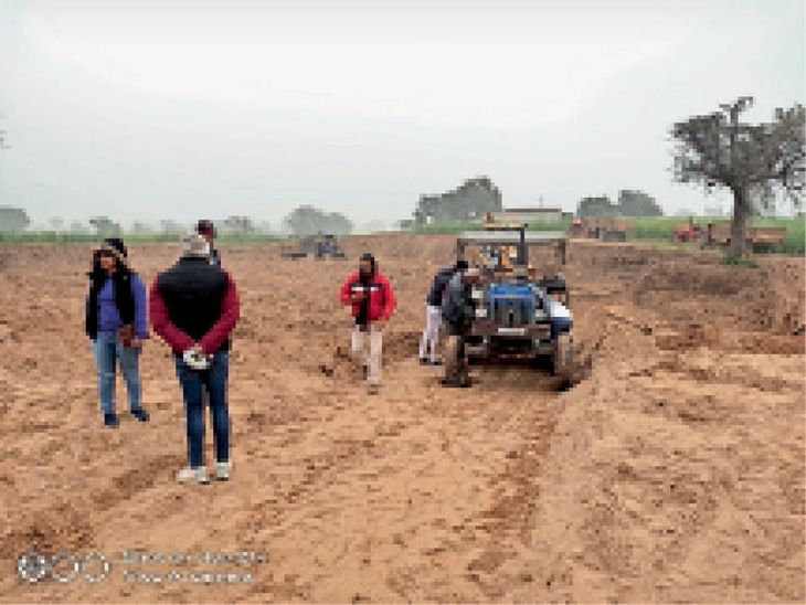 CM Flying's raid on soil digging without permission, 2 tractor-JCB ...