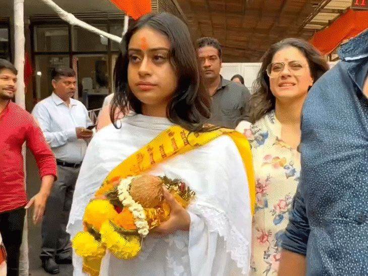 Pooja plate in hands, Nyasa Devgan was seen applying Tilak on her forehead