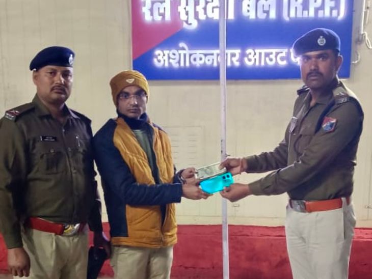 Goods worth one lakh were found in three bags found at the railway ...