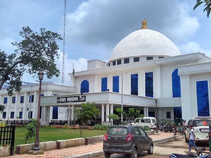 Rewa collector gave notice to 22 officers | रीवा कलेक्टर ने 22 ...