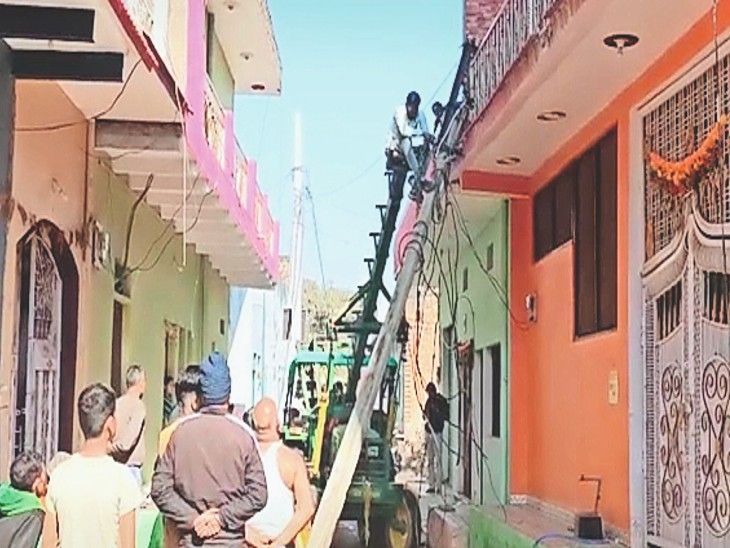 Electric pole fell on the balcony of the house, a big accident was ...