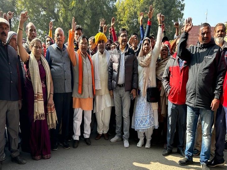 People surrounded the DC office demanding to make an underpass at the ...