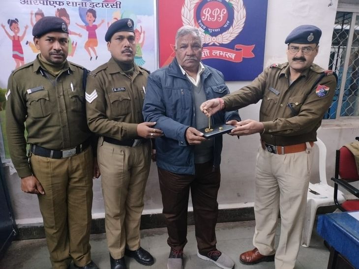 4 tola gold chain worth 2 lakh, two rings worth 1 lakh, 1 Samsung ...