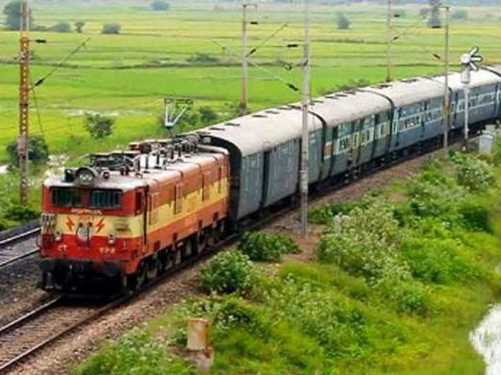 Passengers of Dayodaya Express and Shaan-e-Bhopal train running from ...