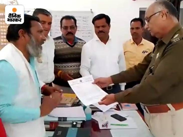 Chhindwara Parasia Congress MLA Sohan Valmiki Son Aditya Photo Viral ...
