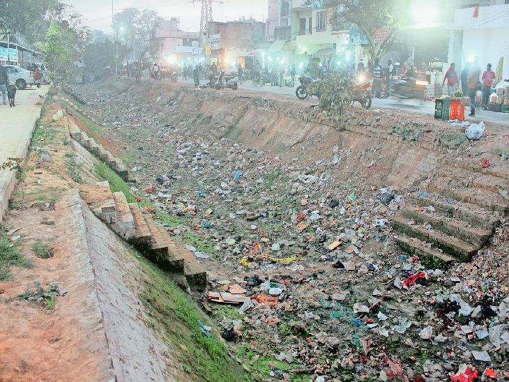 9.5 kms in the city. The Bist-Doab Canal became a garbage dump, the ...