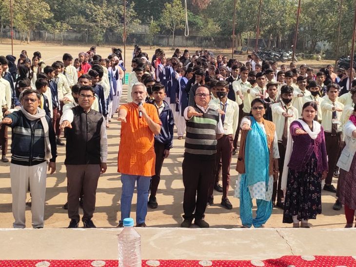 The girls took oath and said - I will vote first, then I will give ...