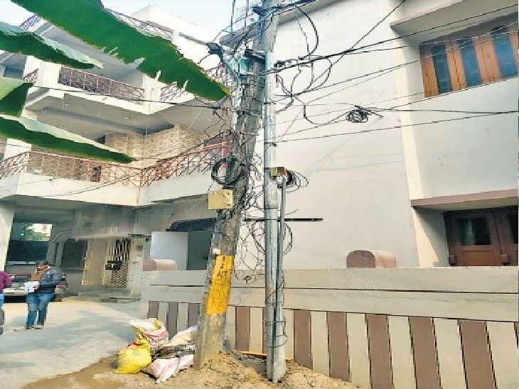 Fear of accident due to dilapidated electric pole falling in Bela Road ...