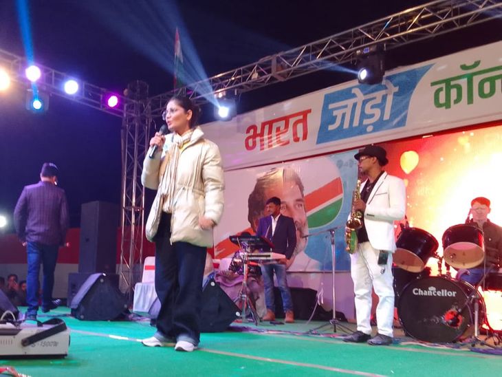Singers Anupama Yadav and Neha Singh Rathore tried to gather crowd by ...