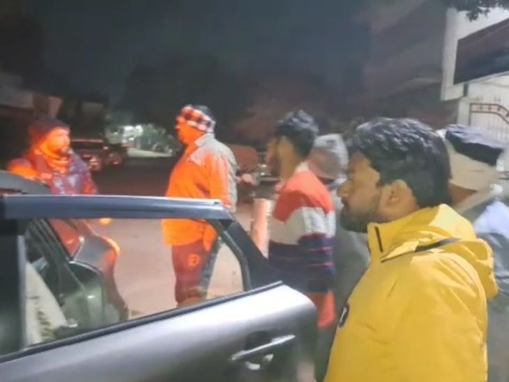 Fiercely sticks and poles, controversy over hitting auto with wood ...