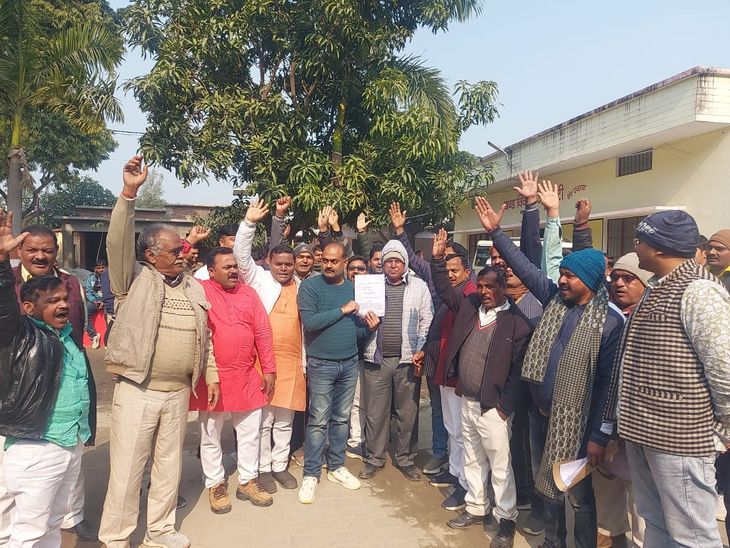 Block Development Officer was surrounded and locked in the office by ...