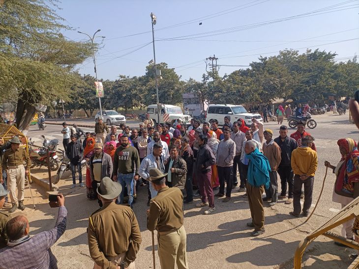 Cement factory workers protest, demand compensation | लकड़ी तोड़ने पेड़ ...