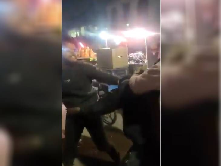 Video of fight in Noida goes viral Customer thrashed fruit vendor for ...