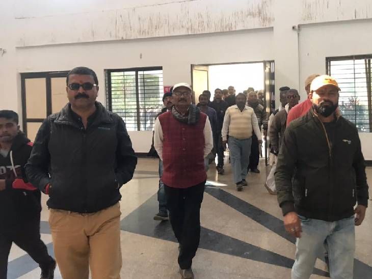 Mauganj administration demolishes shops of 80 traders, submits ...