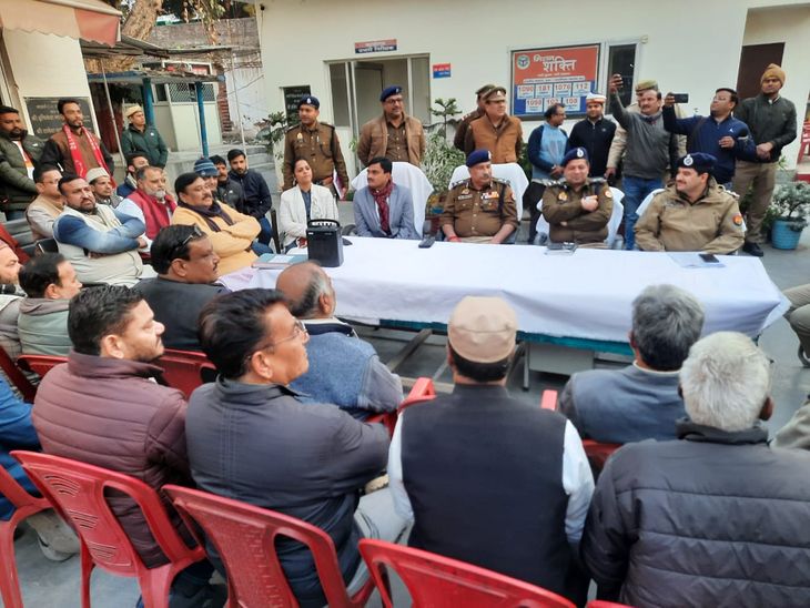 ADG Agra Zone arrived after uproar in Sarai Sultani, IG, DM-SSP were ...