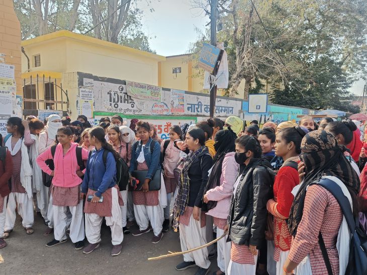 Angry girl students blocked the road of Indira Girls College, the ...