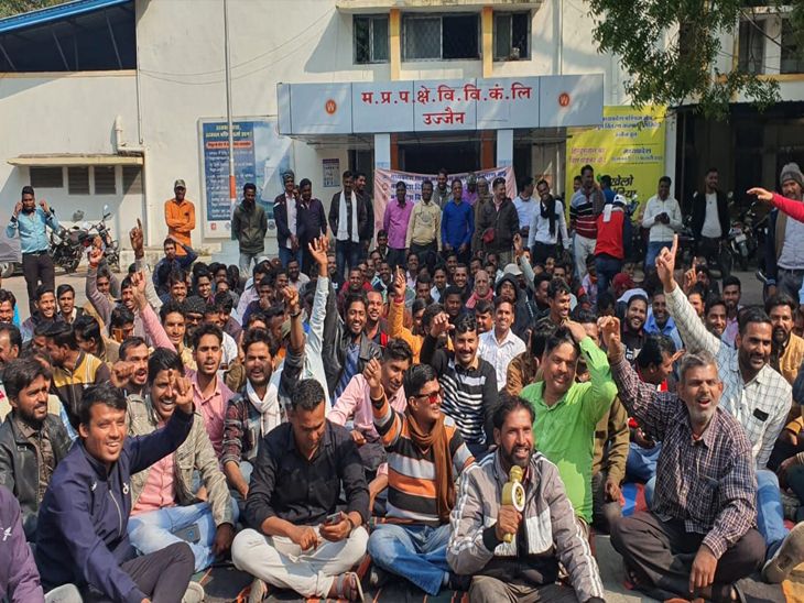 2200 outsourced and 200 contract workers of the district demonstrated ...