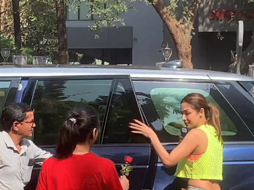 The actress accepted with a smile, fans praised the gesture