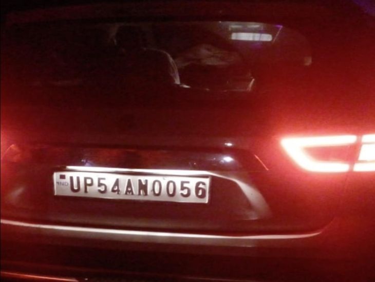Brezza car collided with forest in Sultanpur, nilgai died, two youths ...