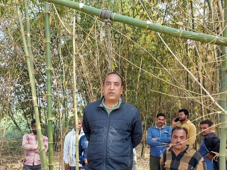 When NHAI officials arrived, the farmers hanged themselves symbolically. | नियमानुसार हाइवे की ...