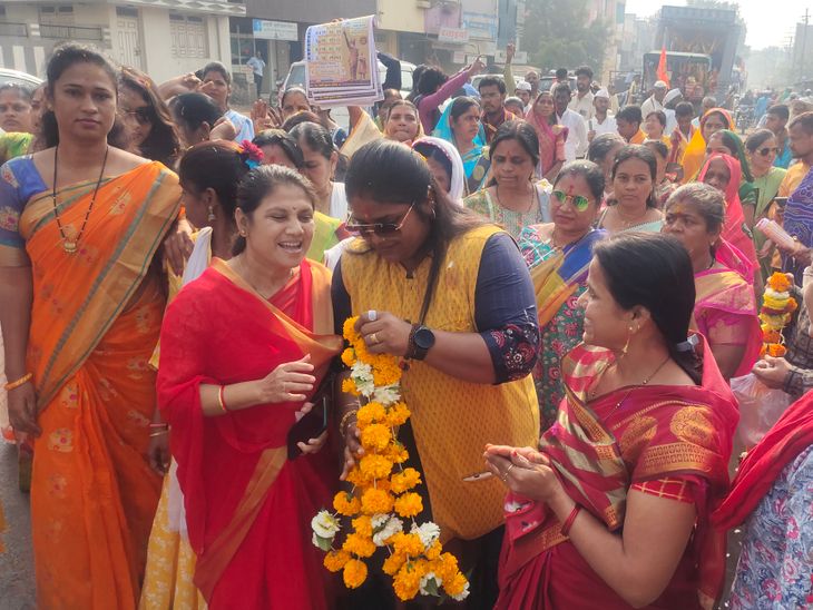 9 feet high Ashtadhatu statue of Jijau Mata got a grand welcome, on ...