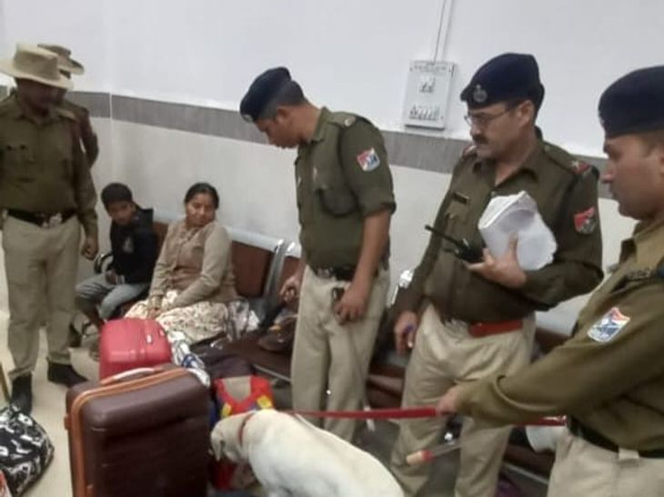 GRP-RPF doing joint checking, interrogating passengers coming from outside | गणतंत्र दिवस पर ...