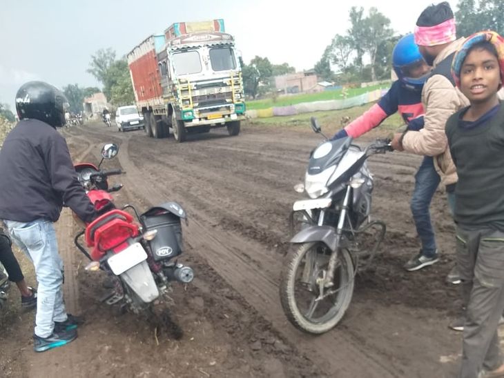 The bike rider slipped from the pressmud spread on the road in Belranya; people demanded action ...