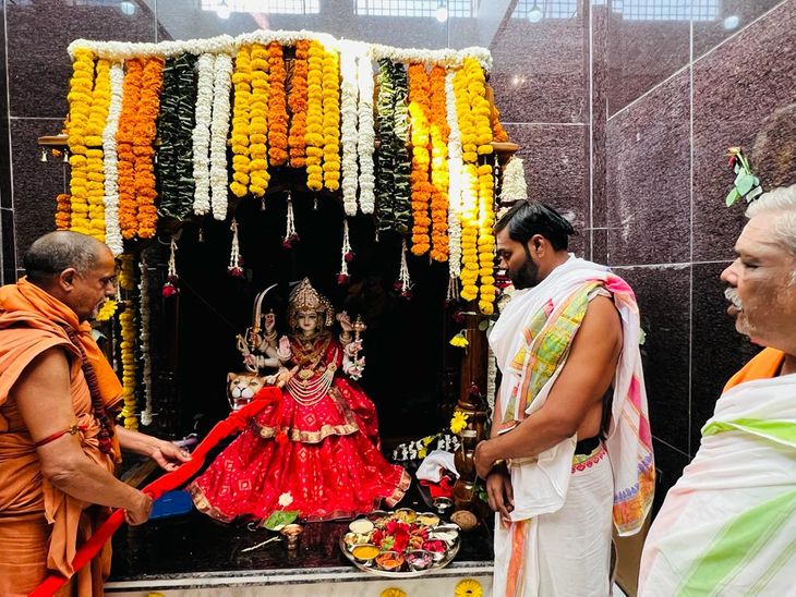 Dwarka Sharda Peeth Shankaracharya Sadanand Saraswati Sarvamangala ...