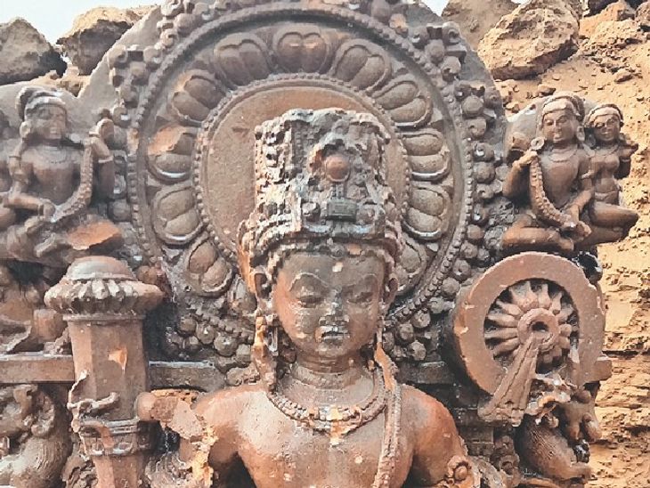 Ancient idol of Lord Vishnu found in the excavation of Rasoda pond of ...