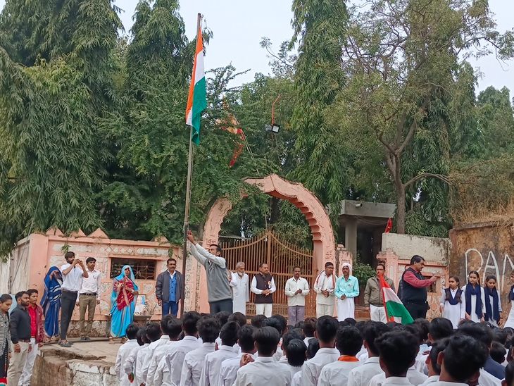 MLA on the ramparts of the fort and district president hoisted the ...